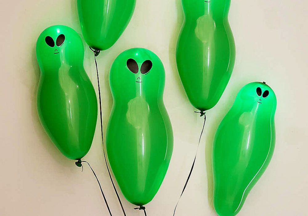 Light-Up Alien Balloons Set - NoveltyStreet
